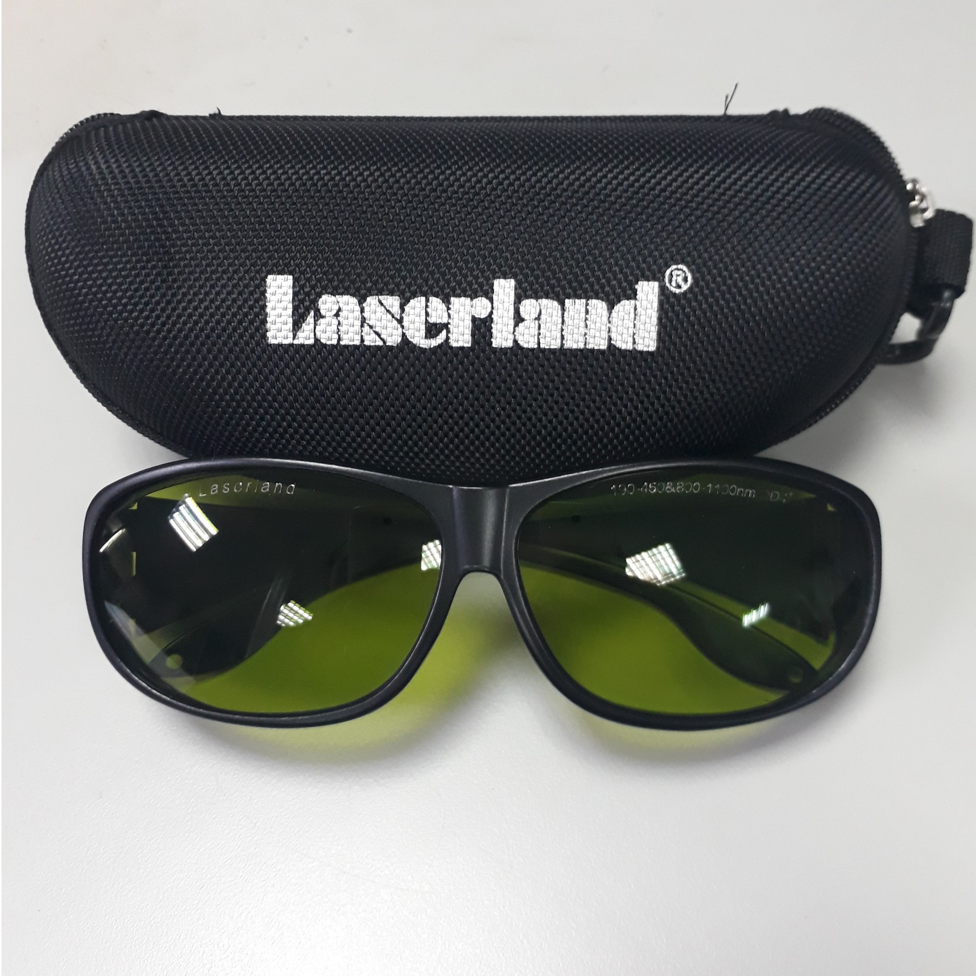 Kính bảo hộ chống tia laser